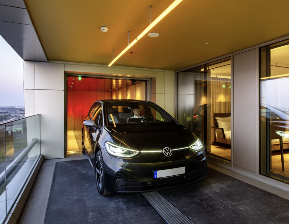 フランクフルトに「自分のクルマと同じ空間に泊まれる」ホテルが登場。クルマは専用エレベーターにてプライベートバルコニーへ - Life in ...