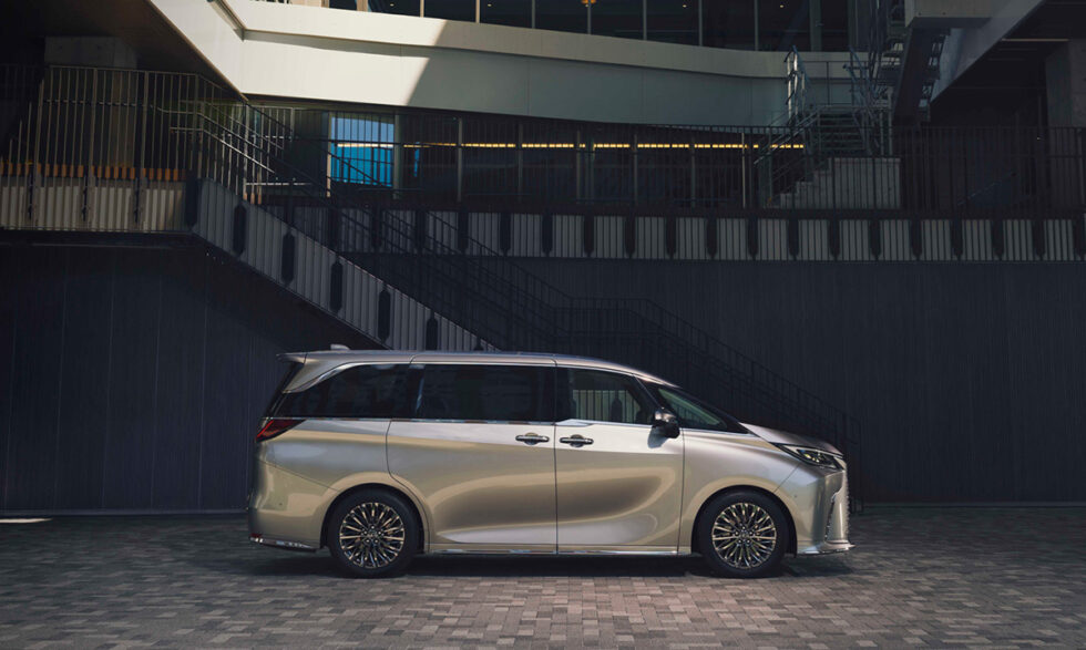 レクサスLMの国内仕様「LM500h」発表。お値段2000万円、4人乗りのみ、ボディカラーは4色、内装は2色、試乗車は2024年1月に配備予定。おそらく納車も同時期か - Life in ...