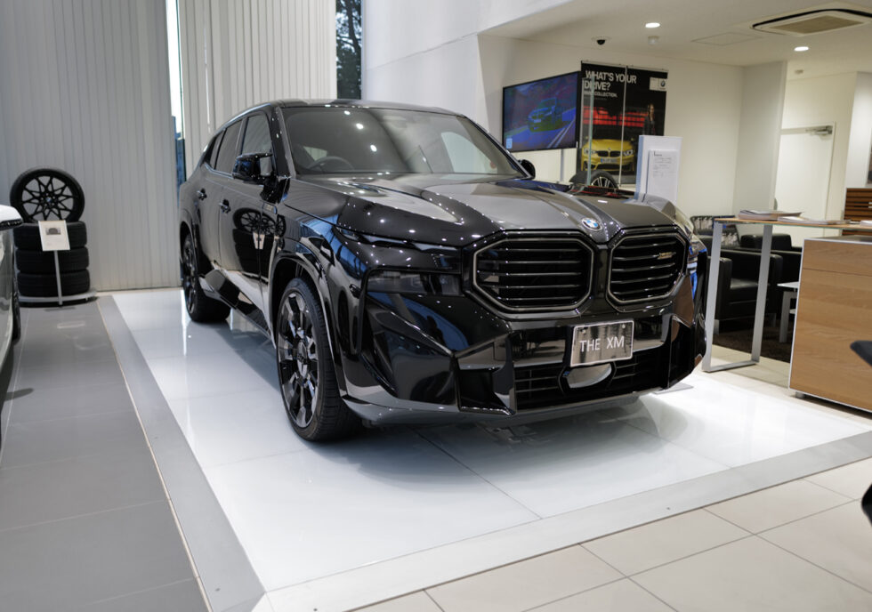 その形はたしかに自動車だが、そのディティールは自動車ではない。BMW XMはその内外装の至るところにBMWの挑戦が詰まっている【動画 ...