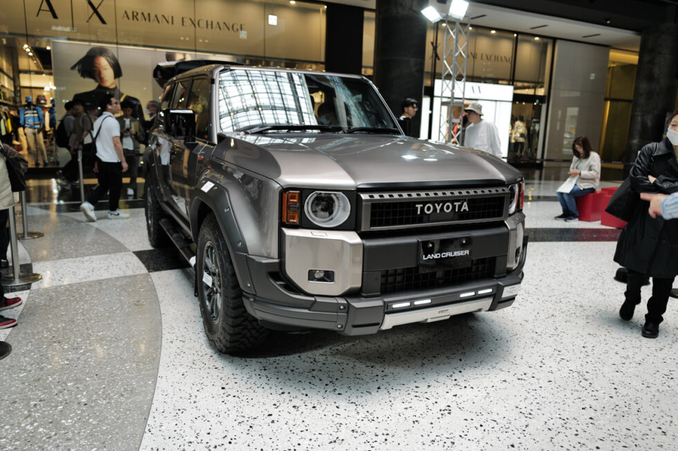 トヨタ・ランドクルーザー250の実車を見てきた。丸目、角目それぞれの良さがあり甲乙つけがたい。それにしても細部までよくできているクルマである【動画】 - Life in the FAST LANE.