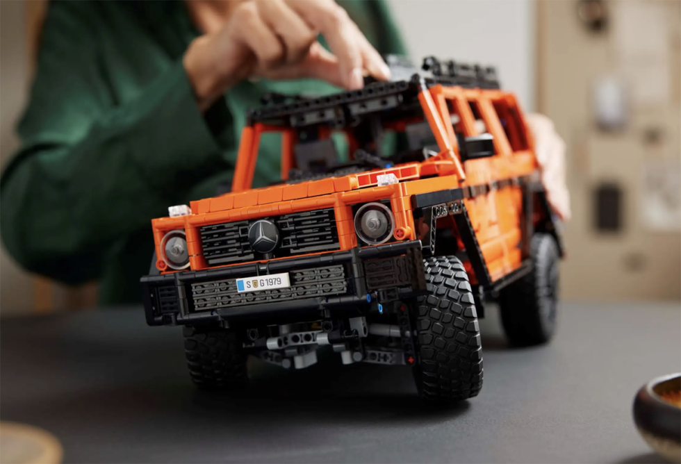 レゴよりメルセデス・ベンツGクラス「発売45周年記念」としてG500プロフェッショナルが登場。もともと角張ったボディを持つだけにレゴとの相性抜群 - Life in the FAST LANE.