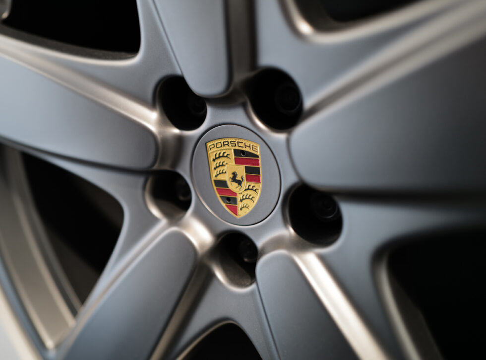 ポルシェ、新型ガソリンSUV「M1」を開発中？電動マカン不振を受け、「前輪駆動ベースの」アウディQ5との共通基盤を採用した新型SUVを投入か ...